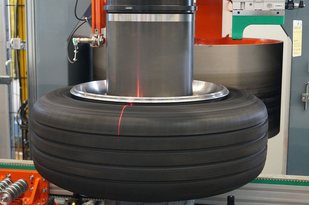 Fraunhofer IIS tests static dent detection on machine | Hofmann - das ...